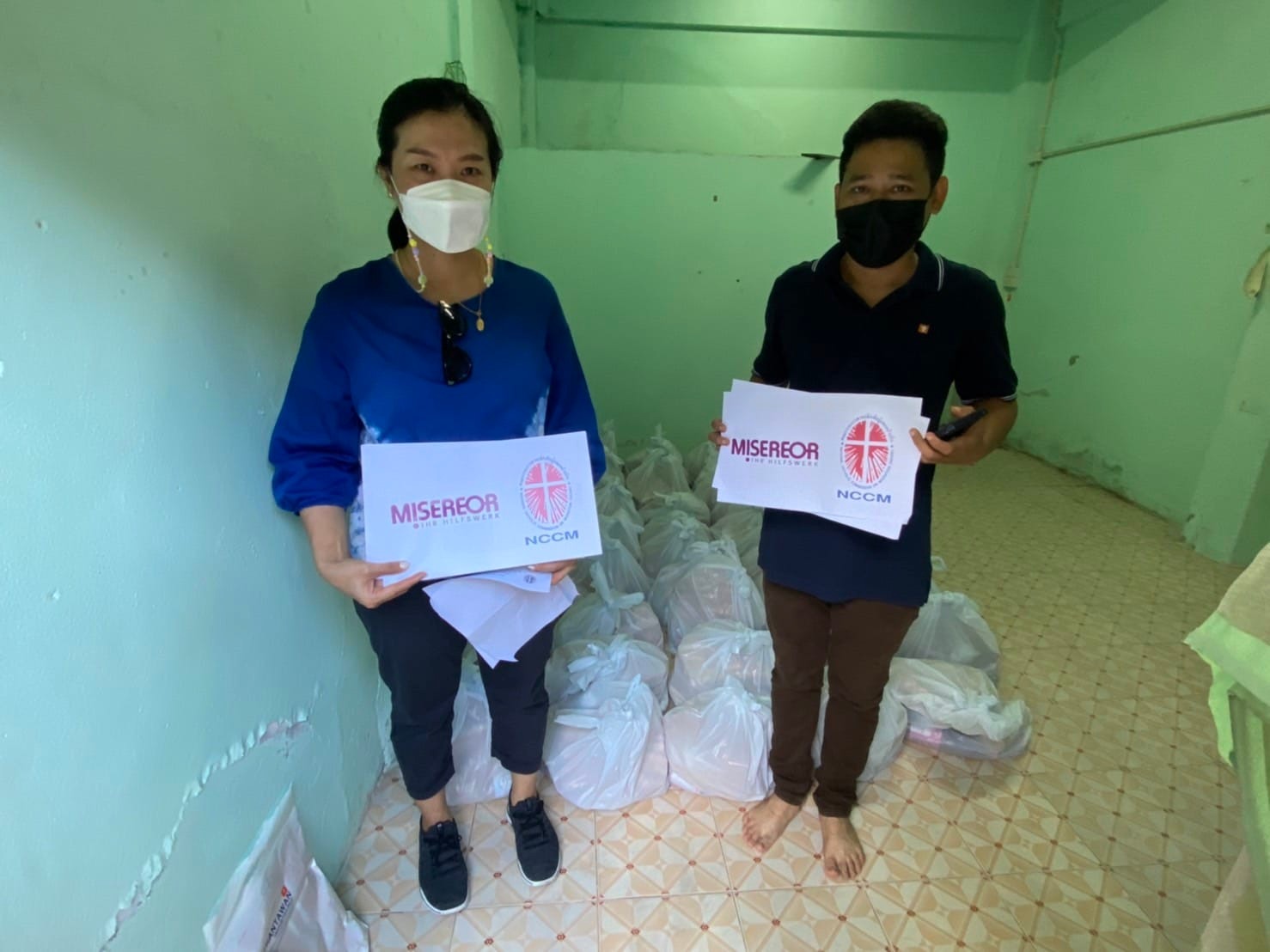 นำถุงยังชีพเพื่อมอบกับผู้นำในชุมชนแรงงานข้ามชาติที่ประสบภัยโควิดในพื้นที่ BigCอ้อมใหญ่ จ.นครปฐม ...